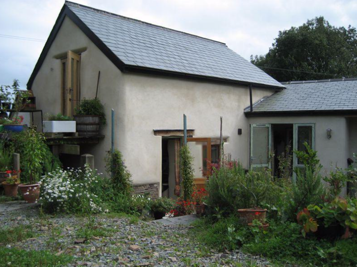 Roof overhang on cob barn conversion (cob forum at permies)